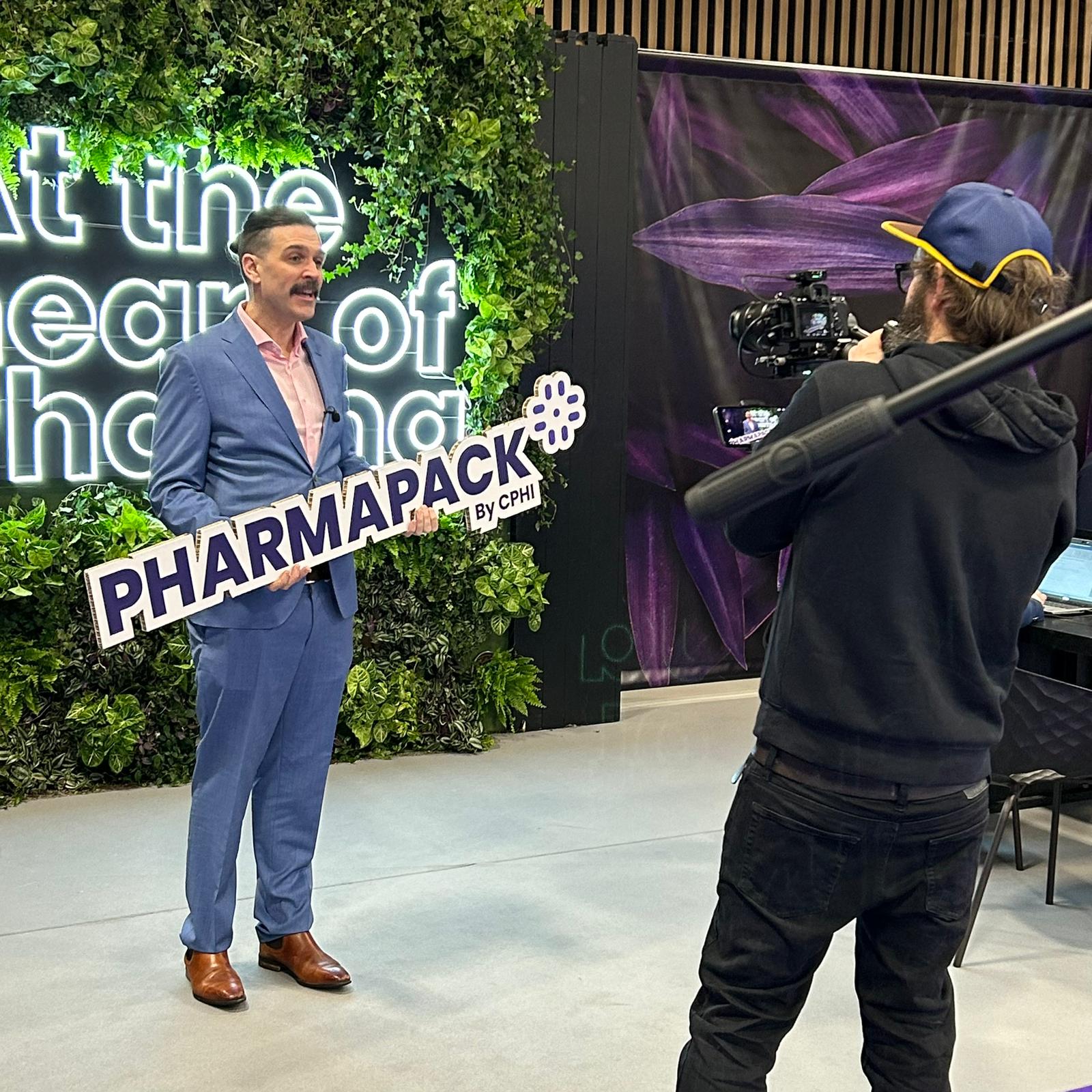 Filming outside of the box at Pharmapack | Smart Digital TV
